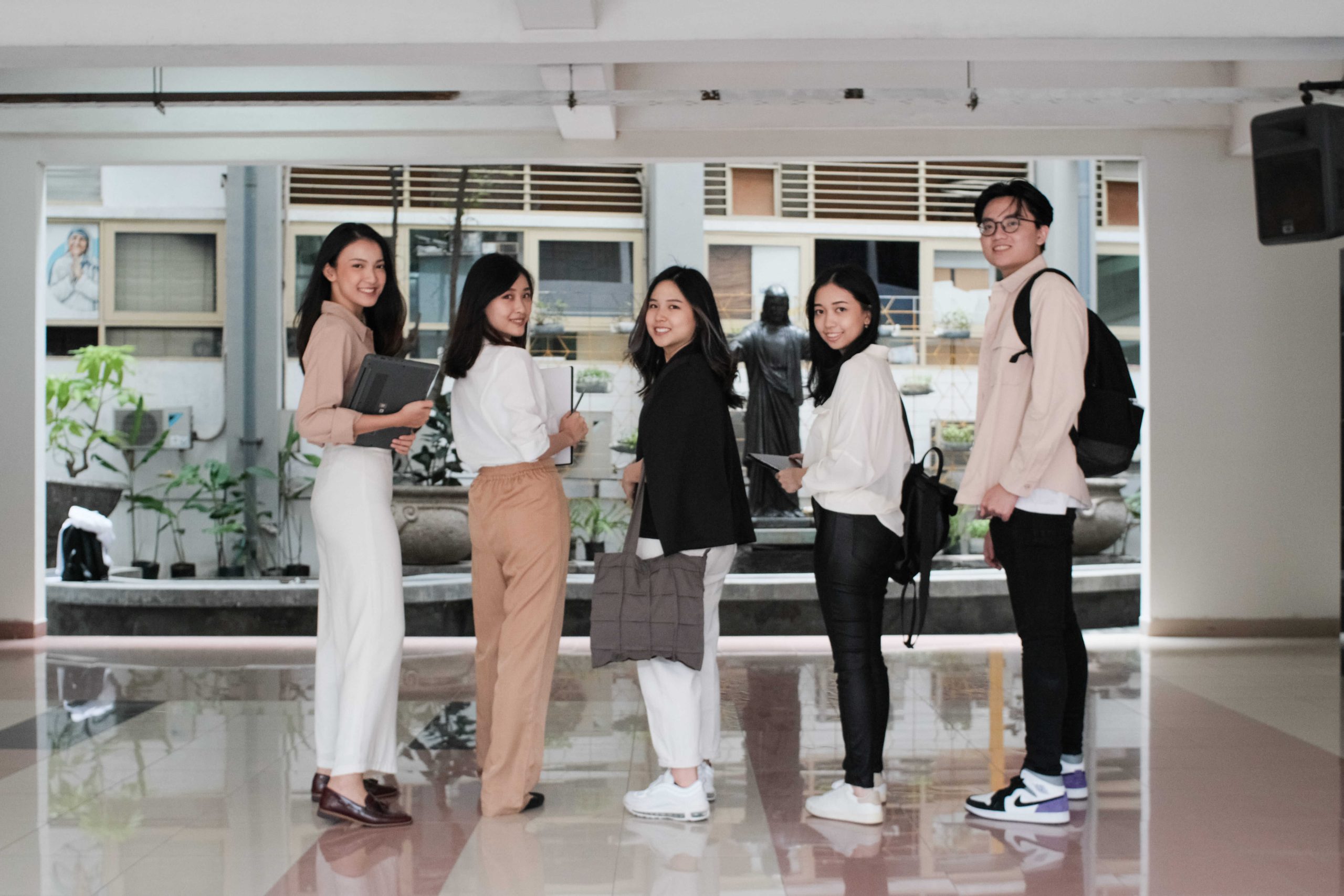 Alumni & Kemahasiswaan - Fakultas Bisnis UKWMS